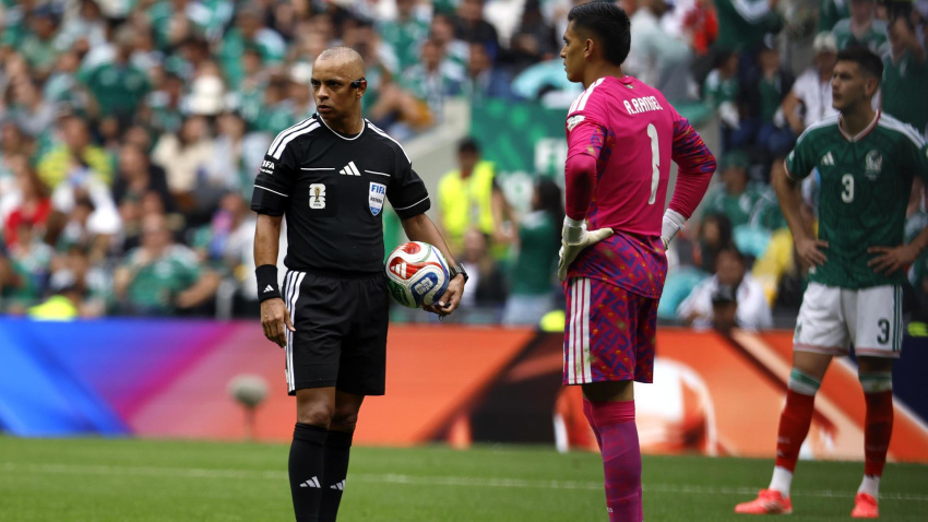 Manolo Lama y la primera polémica del Mundial en el México - Sudáfrica ...