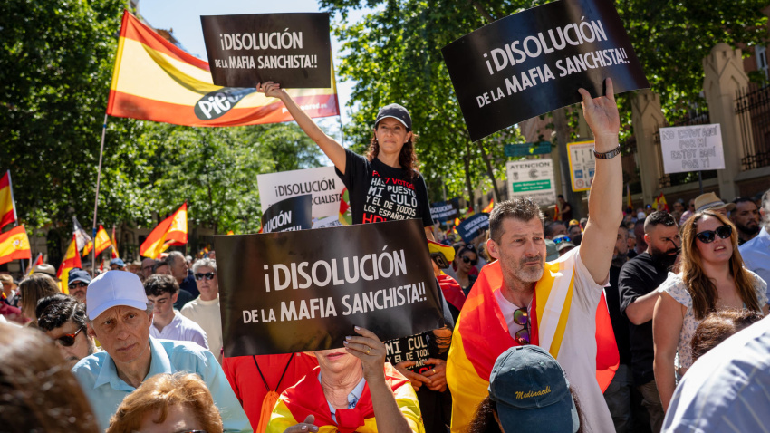 Miles de personas salen a las calles de Madrid para pedir la dimisión ...