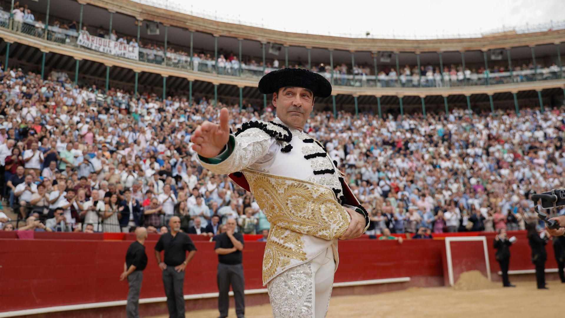 Valencia llora y se lleva a hombros a Enrique Ponce para despedirle en ...