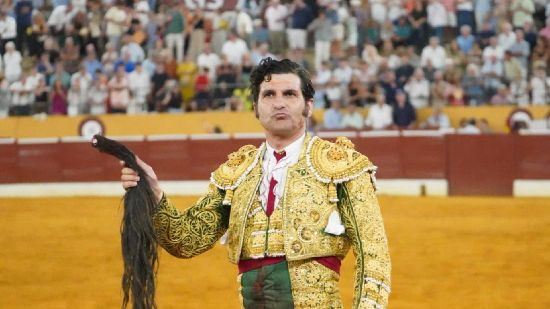 Morante de la Puebla sufre una cogida en Pontevedra por el primer toro y tiene que ser llevado a ...