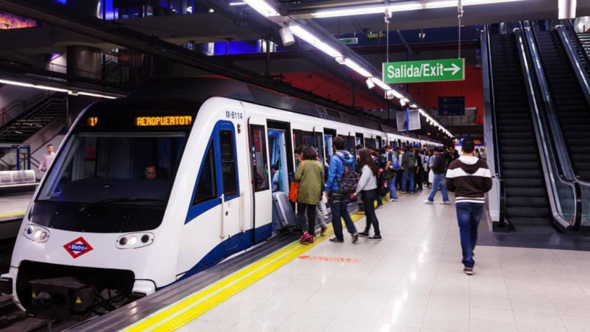 Este es el verdadero uso del andén central del Metro de Madrid: fíjate ...