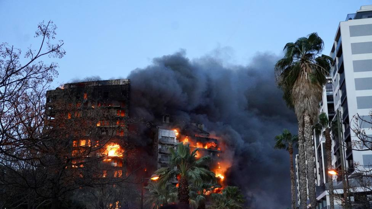 Las devastadoras imágenes del incendio en el barrio de Campanar en Valencia