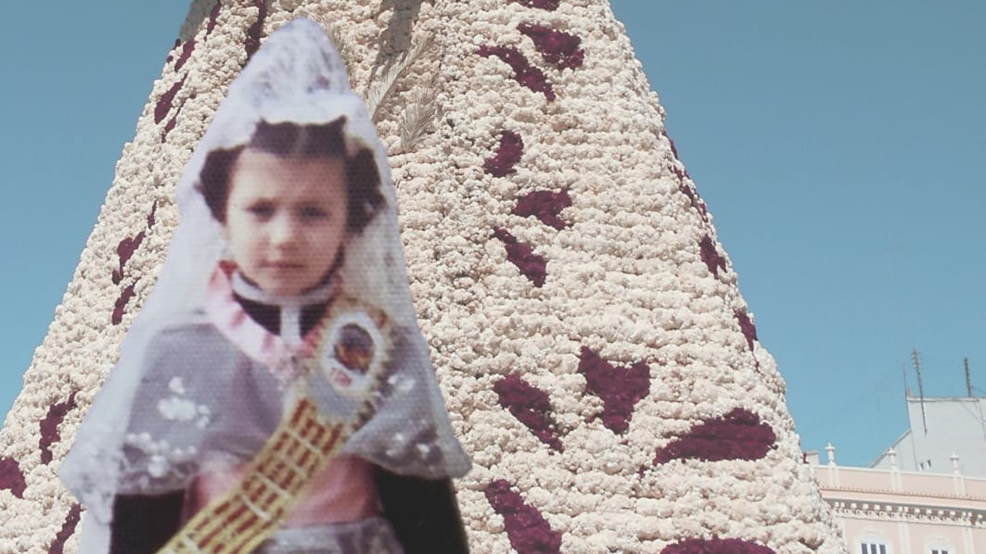 52 años de devoción: la historia de Úrsula en la Ofrenda a la Virgen en ...