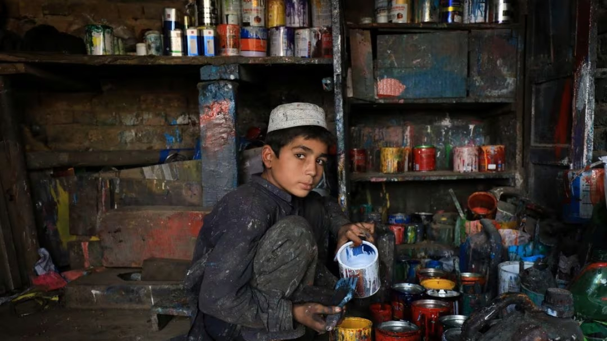 Foto de Fernando de Haro: "El mocito prueba los colores en las paredes ...