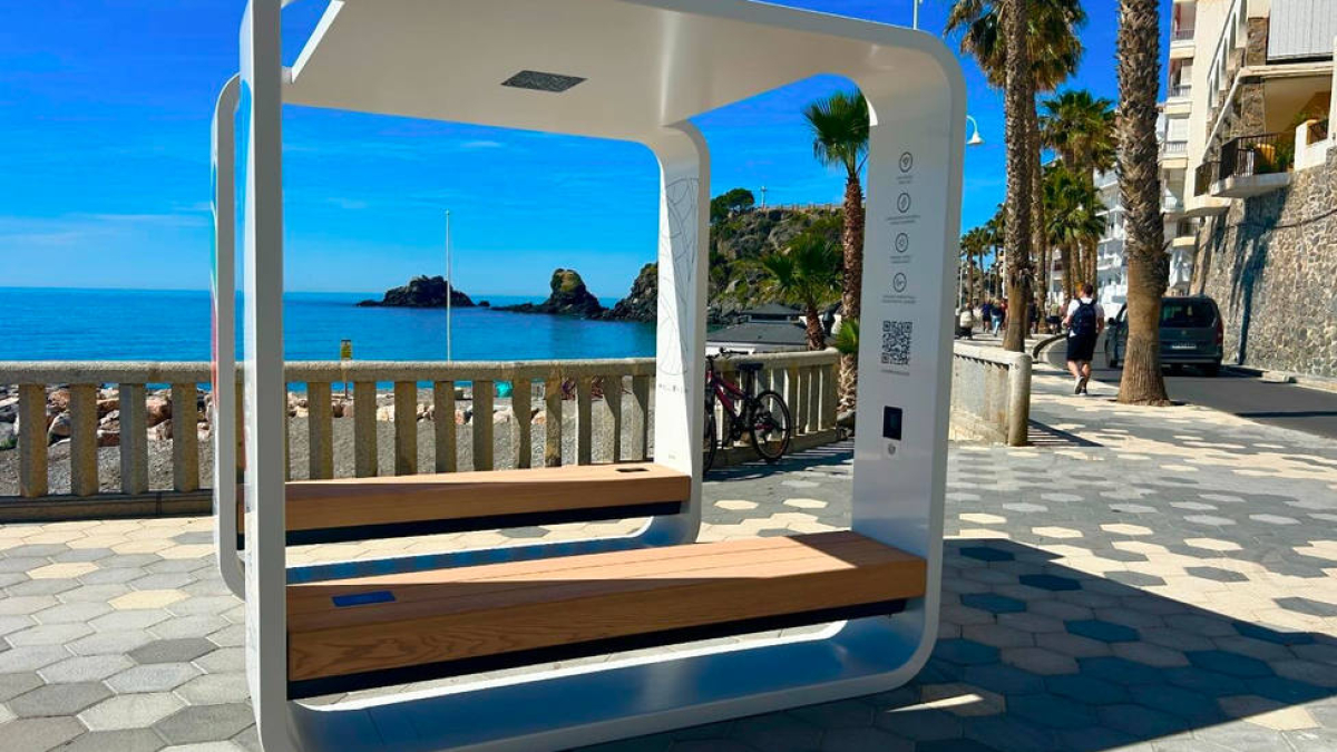 Almuñécar y La Herradura estrenan 8 "smart cubes" que cargan móviles y ...