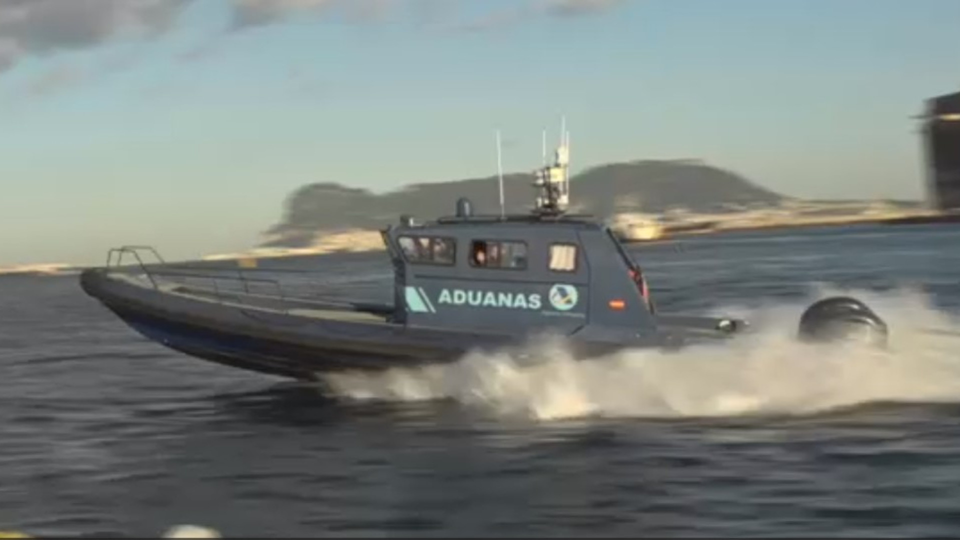 Adrián Naranjo y Vicente Gil acompañan al 'Aguila IV', la embarcación ...