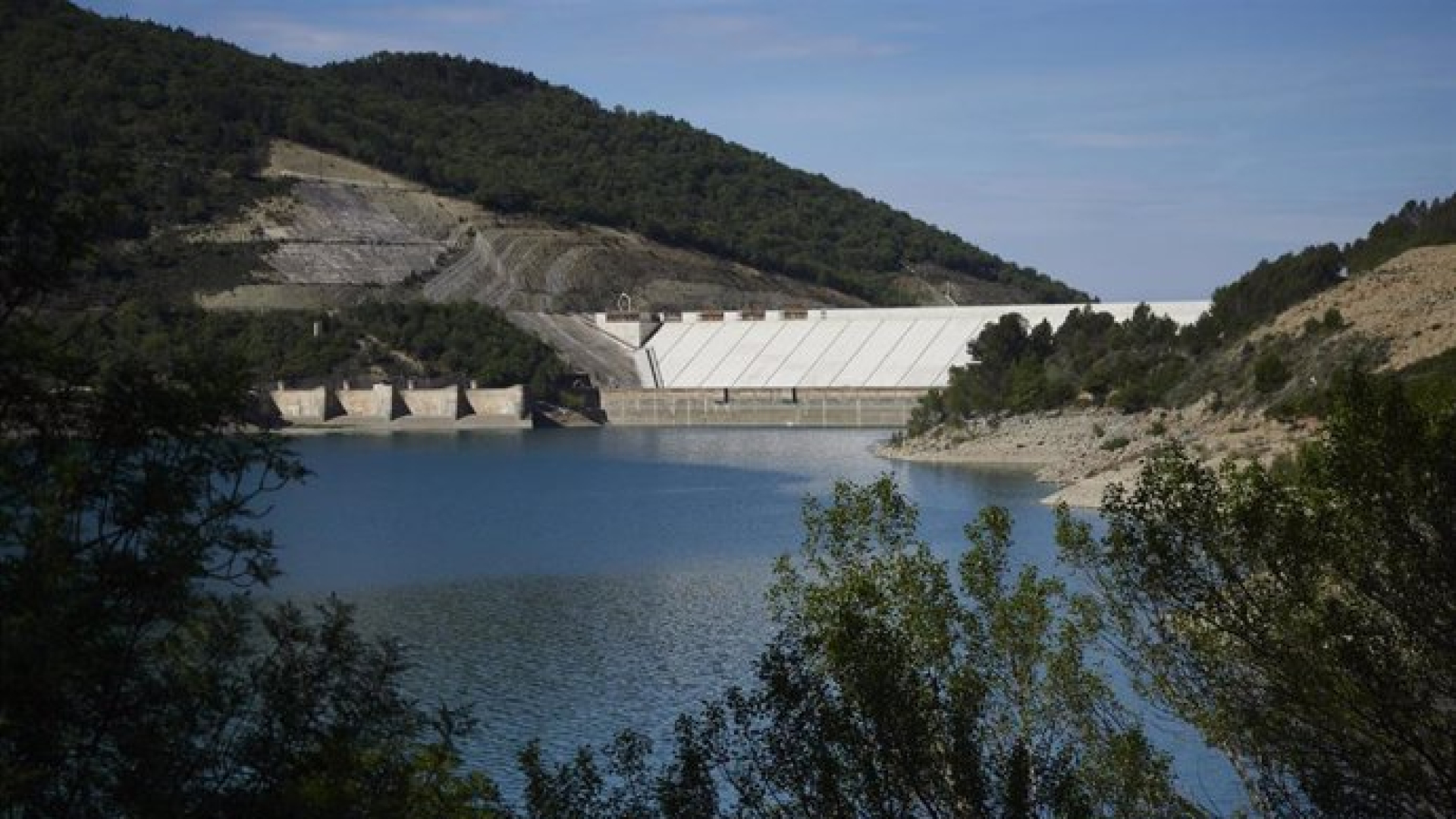 ¿Cómo funcionan los embalses?