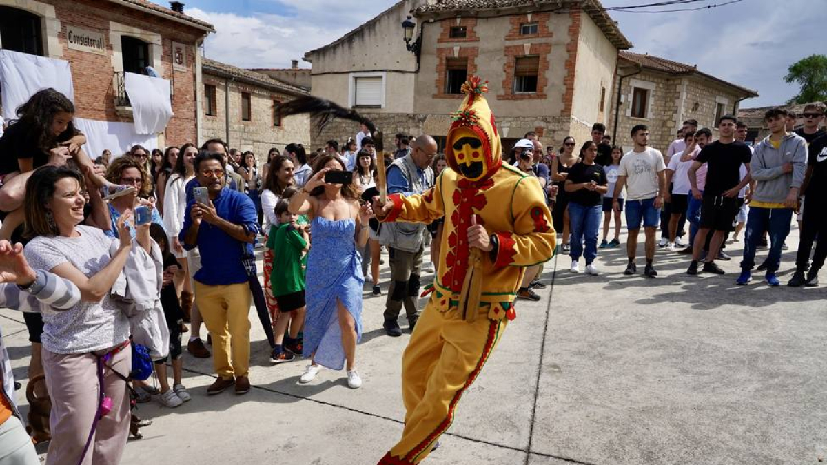 El Colacho vuelve a protagonizar en Castrillo de Murcia (Burgos) el ...