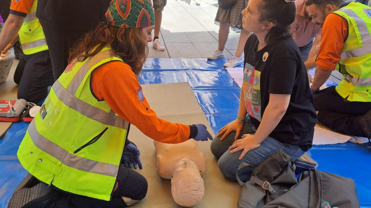 Desfibriladores con pictogramas y un metrónomo visual para que las ...