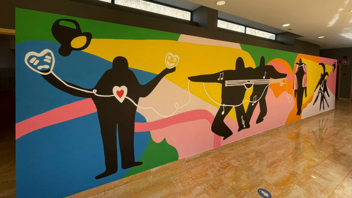 Un nuevo mural, integrador, decora el Auditorio de Ribadeo
