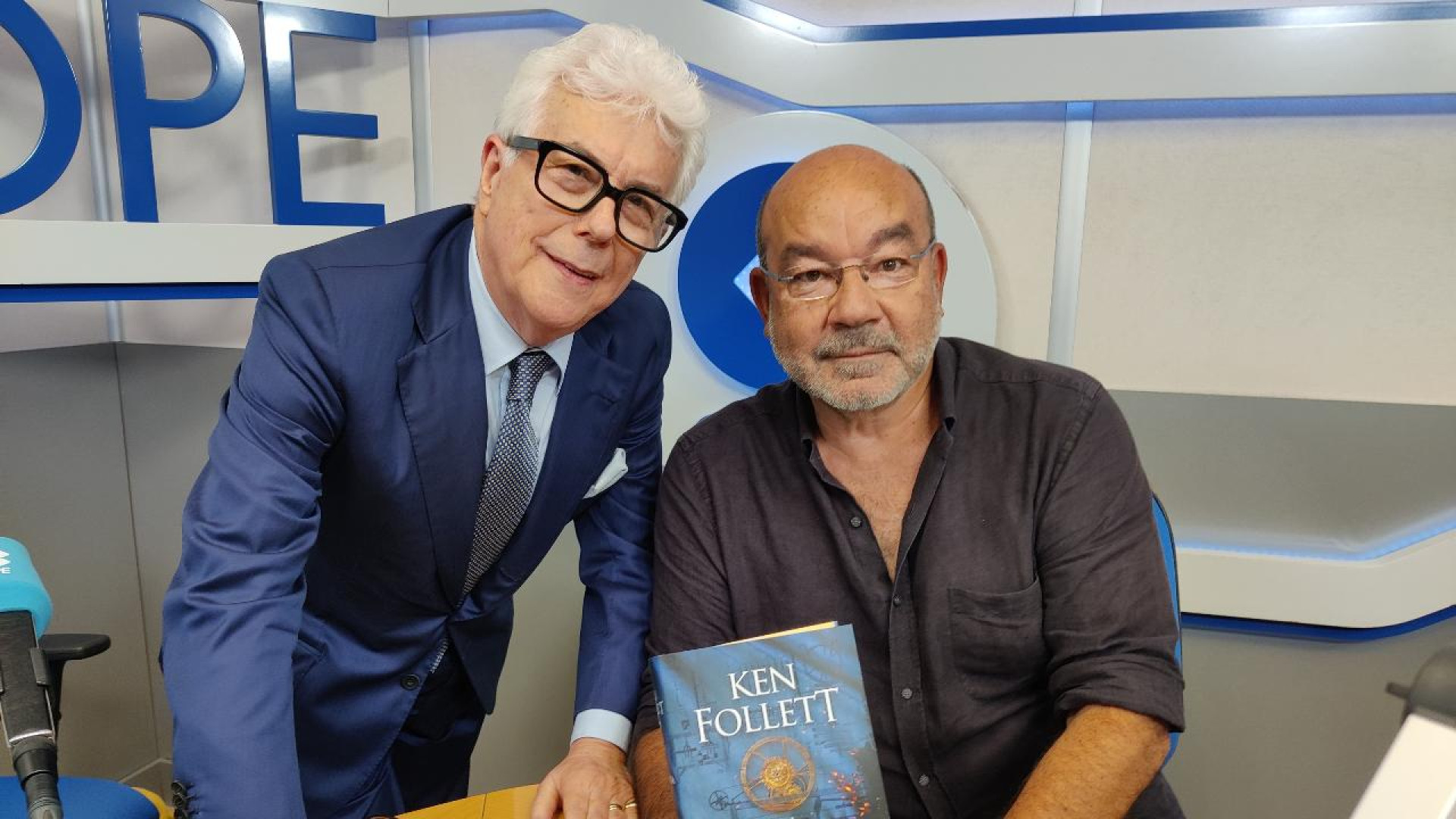 Ángel Expósito entrevista al escritor Ken Follett, en La Linterna de COPE
