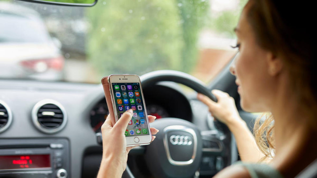 La DGT avisa de la multa que te pueden poner por distraer al conductor ...