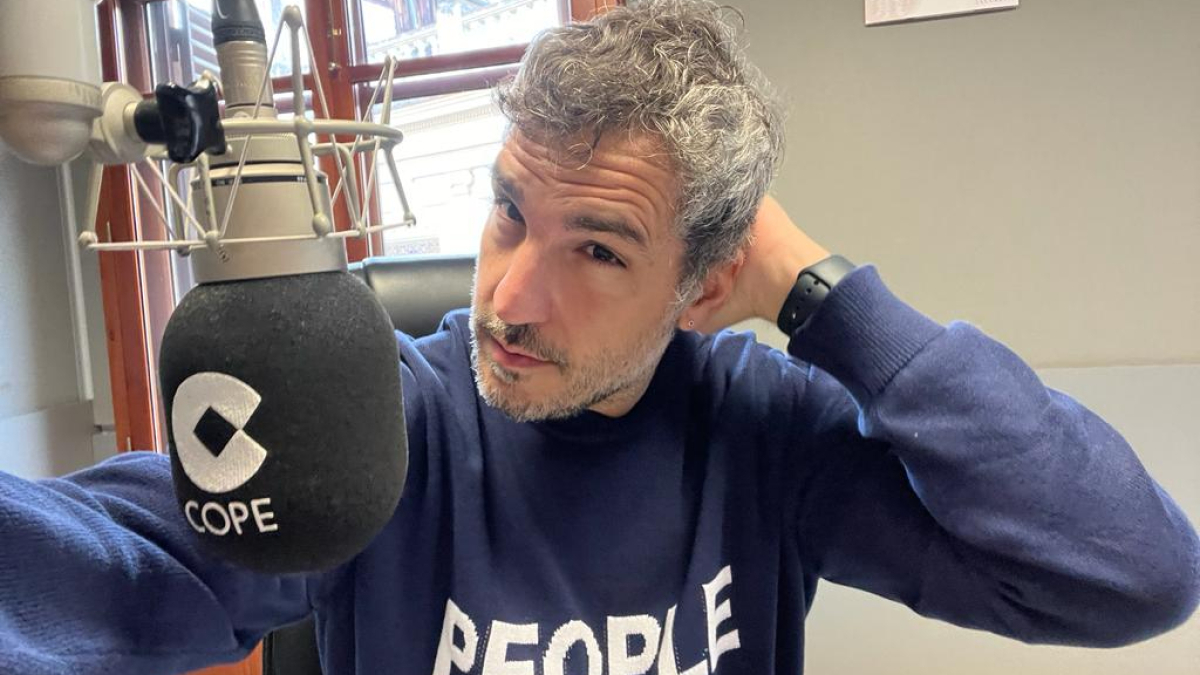 Antonio Agredano habla en sus 'Crónicas perplejas' de las colas que hacemos