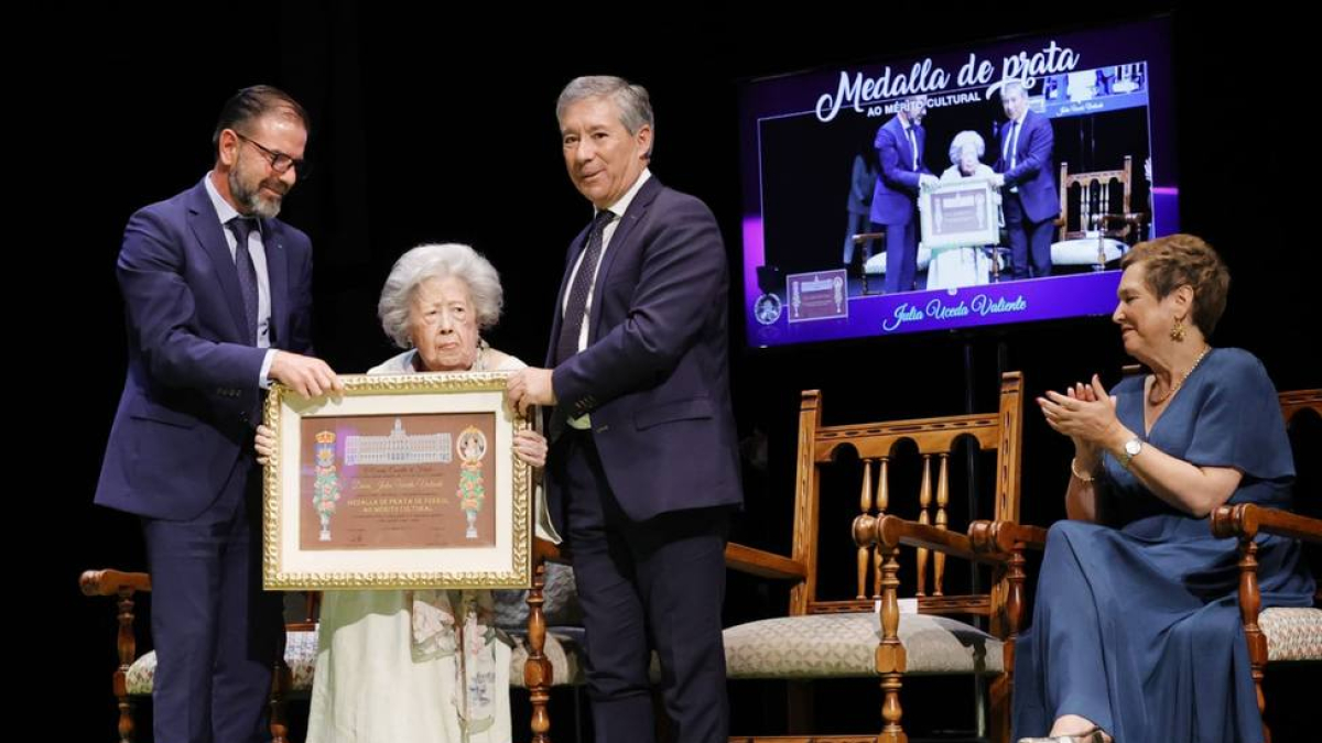 La poeta Julia Uceda recibe la Medalla de Plata de Ferrol al mérito ...
