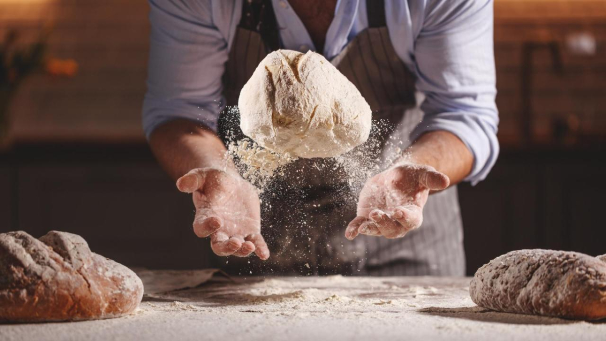 Cómo es el día de un panadero: un sector imprescindible marcado por la ...