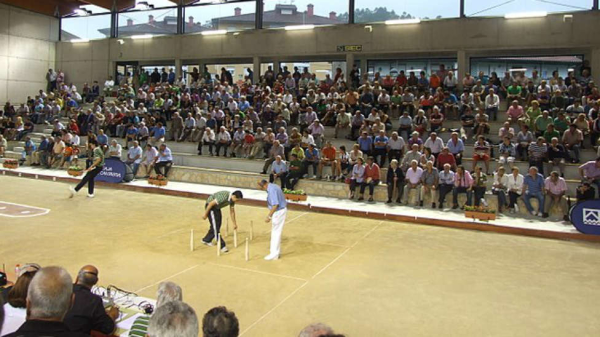 Conoce a Óscar Lavín, el cura que juega a los bolos en Oruña, de la ...
