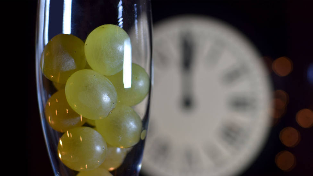 La tradición de las doce uvas "de la suerte" en la Nochevieja española ...