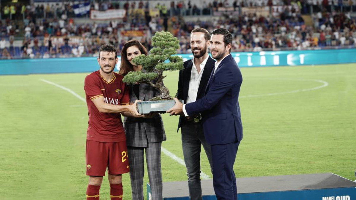 El AS Roma gana el torneo de fútbol Mabel Green Cup y recibe un bonsai ...