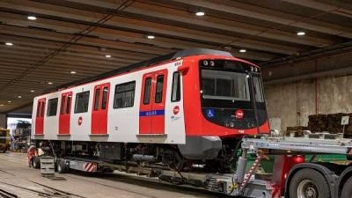 TMB recibe el primero de los cuatro trenes que reforzarán la línea L1 ...