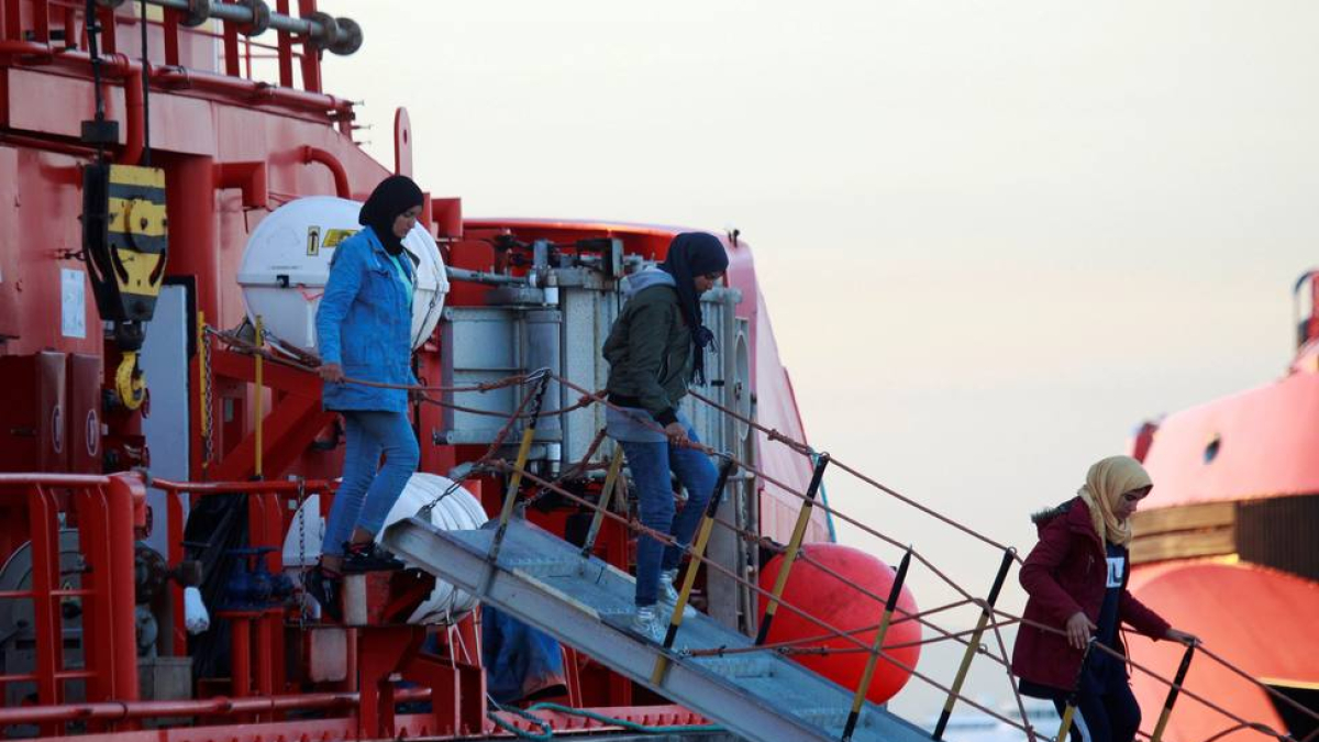 Interceptan una balsa con seis inmigrantes magrebíes en aguas del Estrecho