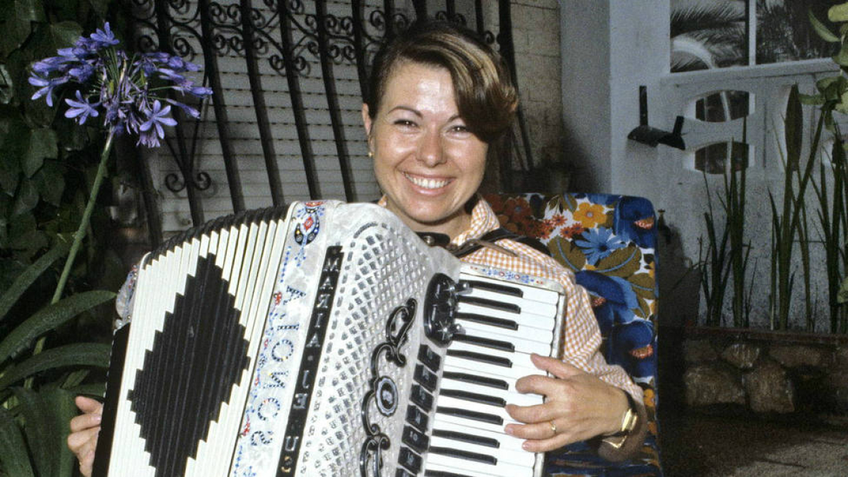 ¿Qué fue de María Jesús y su acordeón, sigue actuando con él?