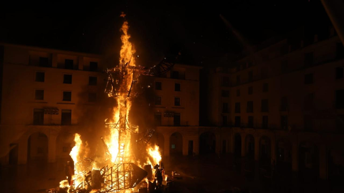 Revive la impresionante cremà de la Hoguera oficial de Alicante