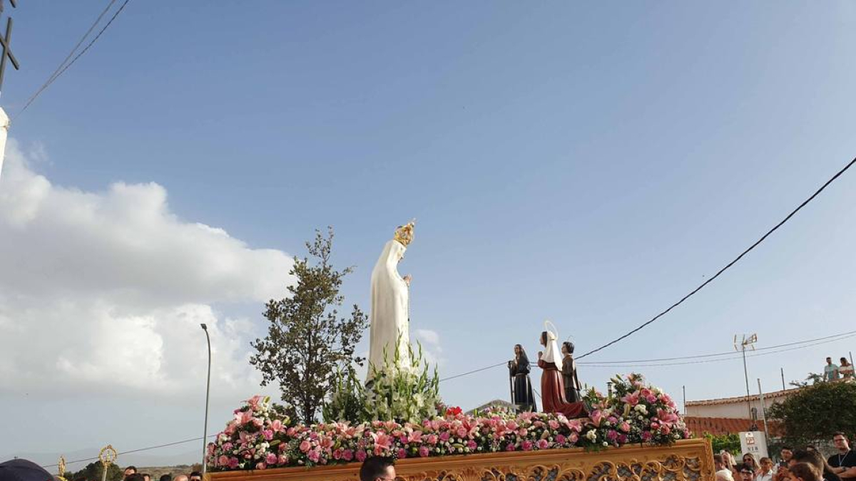 El alcalde de Guadix, Jesús Lorente, asiste a la misa y procesión en ...