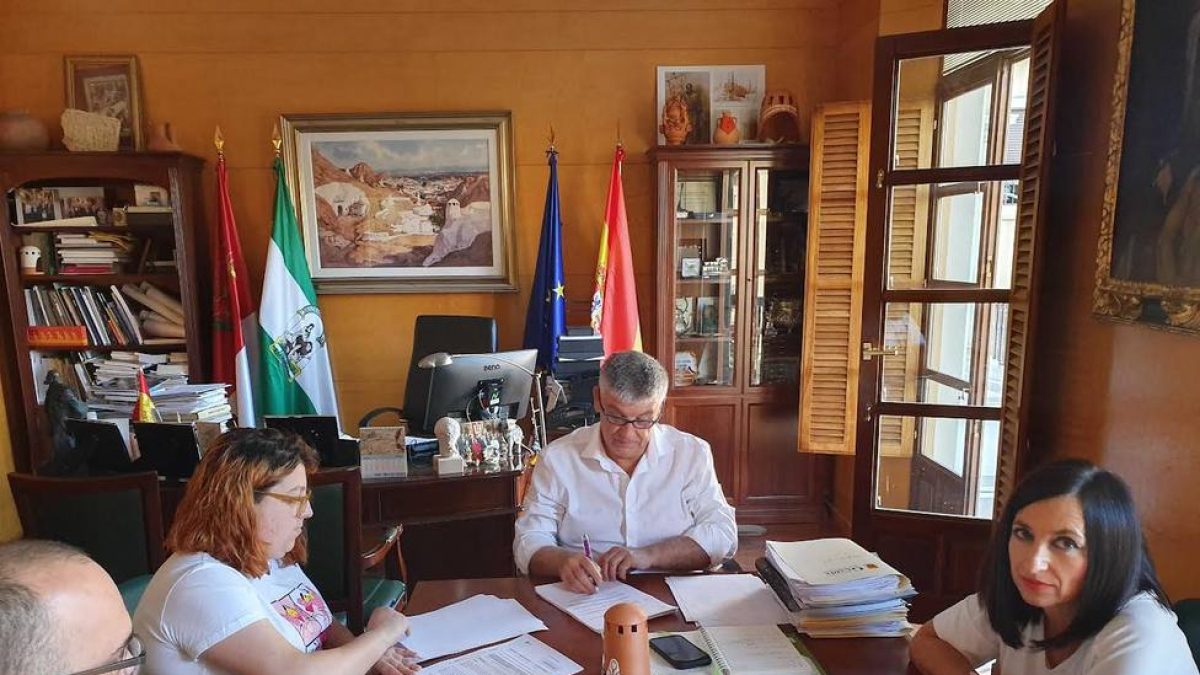 El alcalde de Guadix, Jesús Lorente, firma la concesión de un quiosco