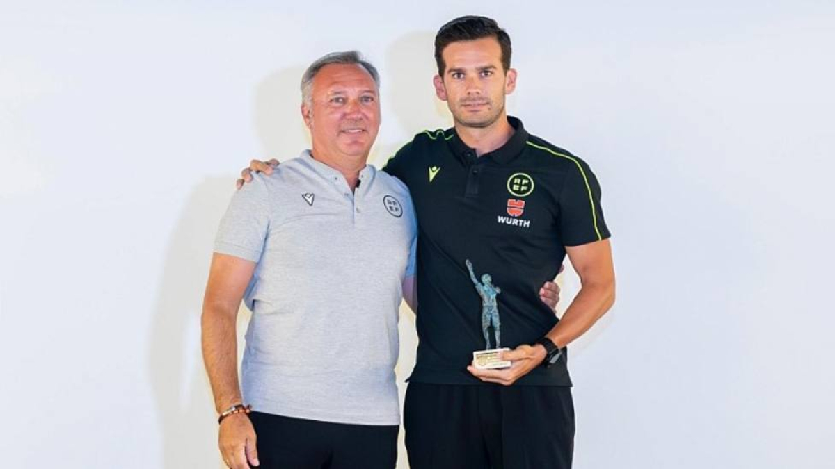 El árbitro onubense Alejandro Quintero recibe el premio Vicente Acebedo ...