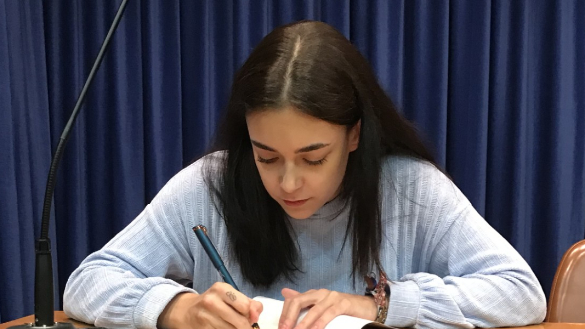 'Tirar la piedra y besar la mano' es el segundo poemario de Sandra Barrientos del Valle