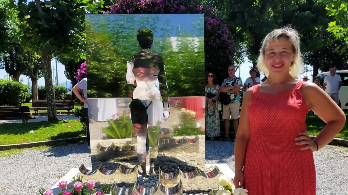 Isabel Soler, autora de "Como agua", la escultura de recuerdo a las ...