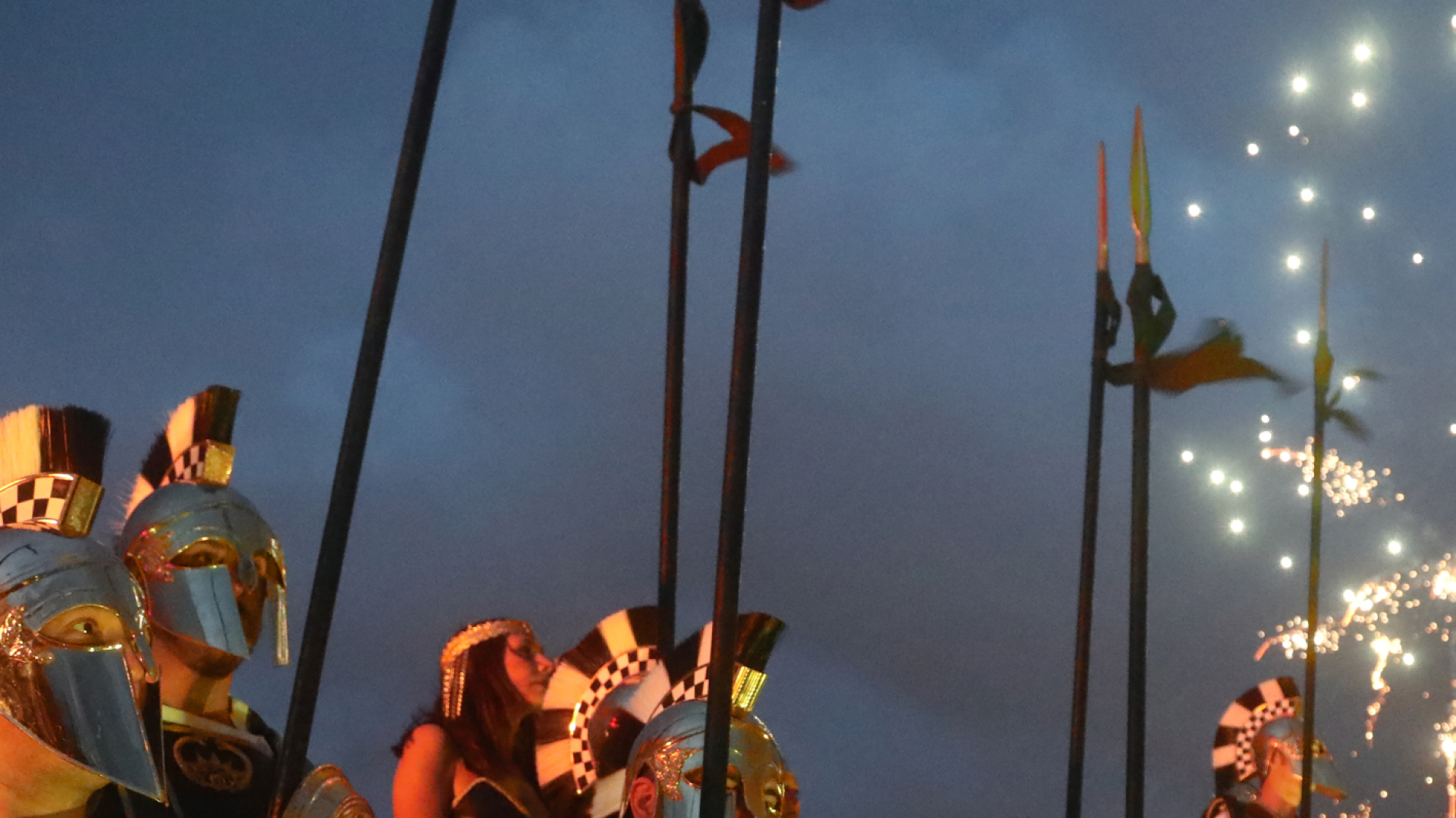 La ciudad se engalana con las imágenes de Javier Lorente