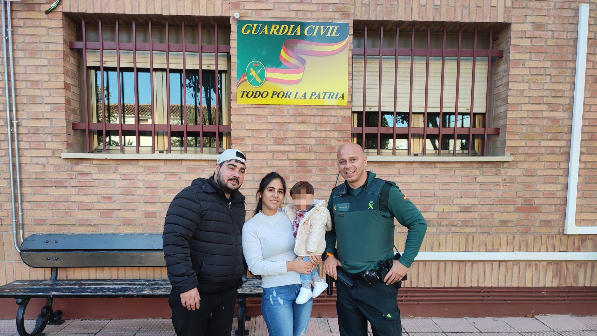 Vídeo de cómo un agente fuera de servicio logra salvar a un bebé que se ...