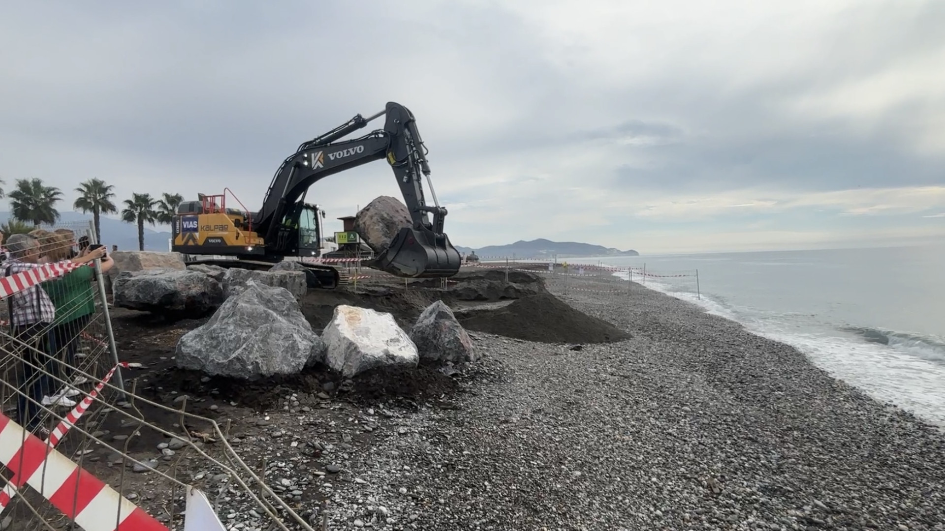 Se coloca la primera piedra que forma parte del espigón de Playa ...