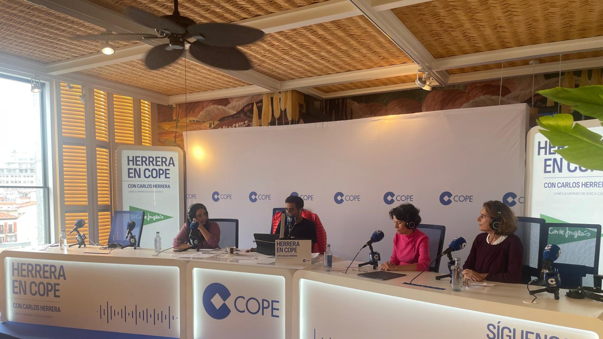 Vuelve a escuchar la entrevista a Ester Uriol, directora de Comunicación de El Corte Inglés y ...