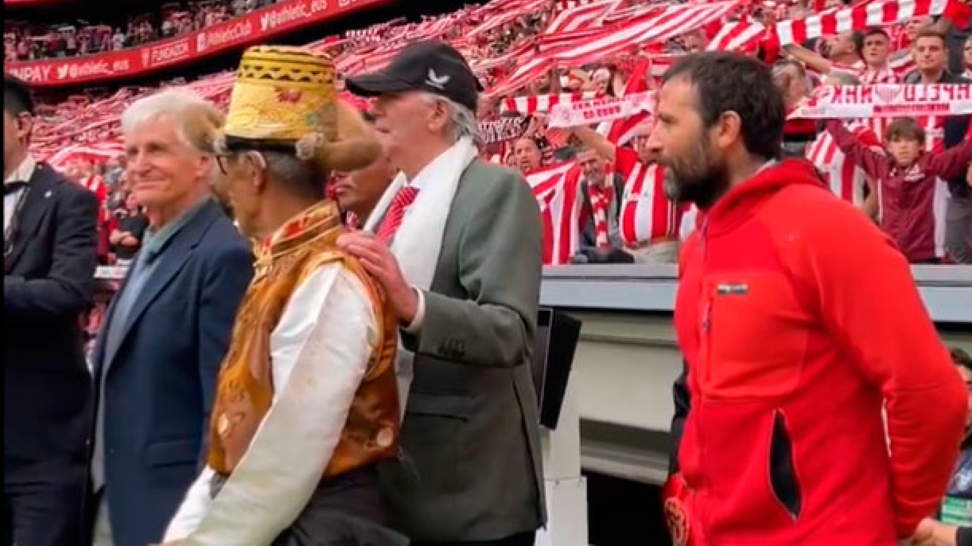 El clandestino homenaje al alpinista que subió al Everest con una ...