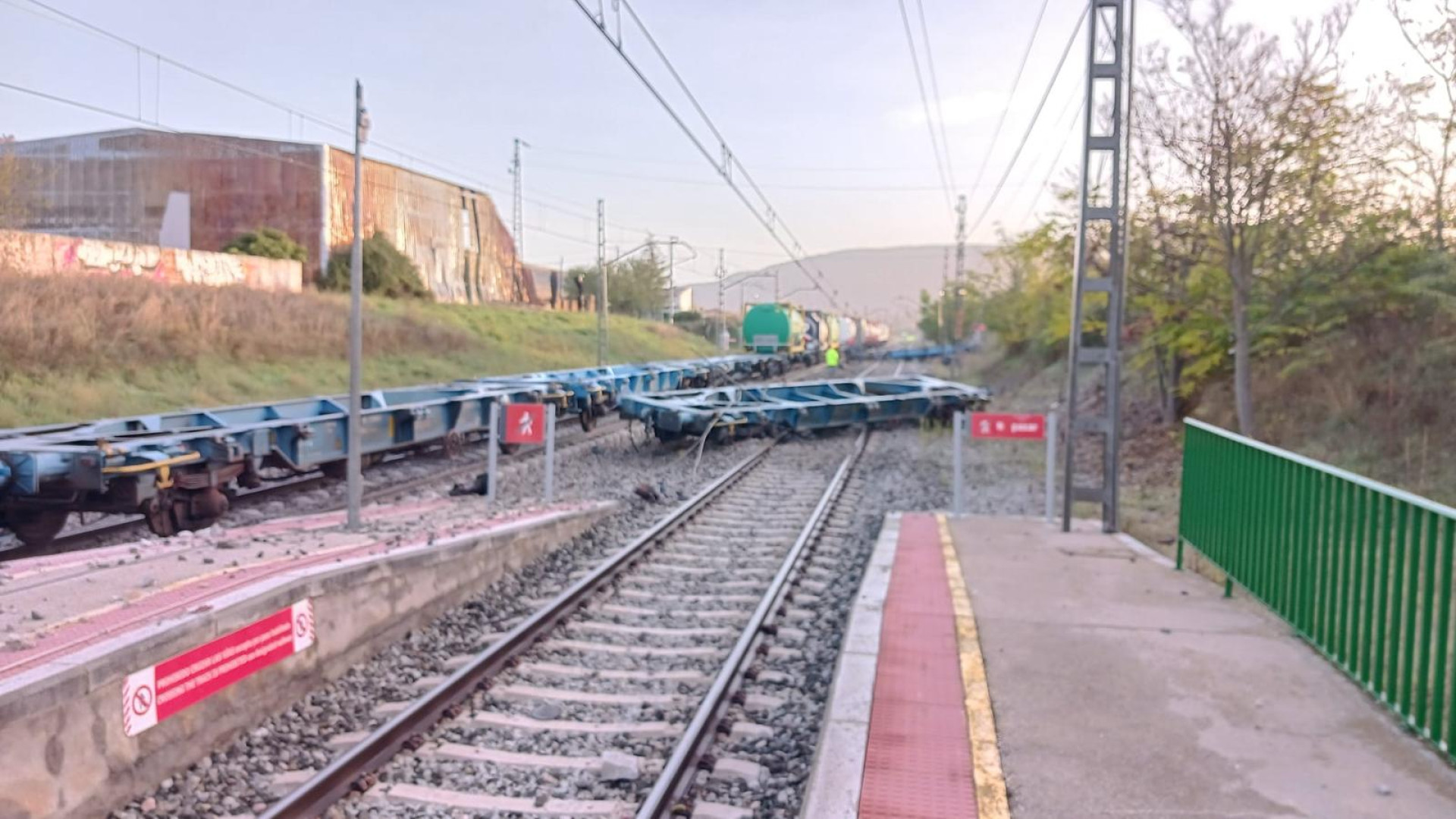 Un tren cargado de mercancías peligrosas descarrila en Matillas: "Los vagones han salido volando"