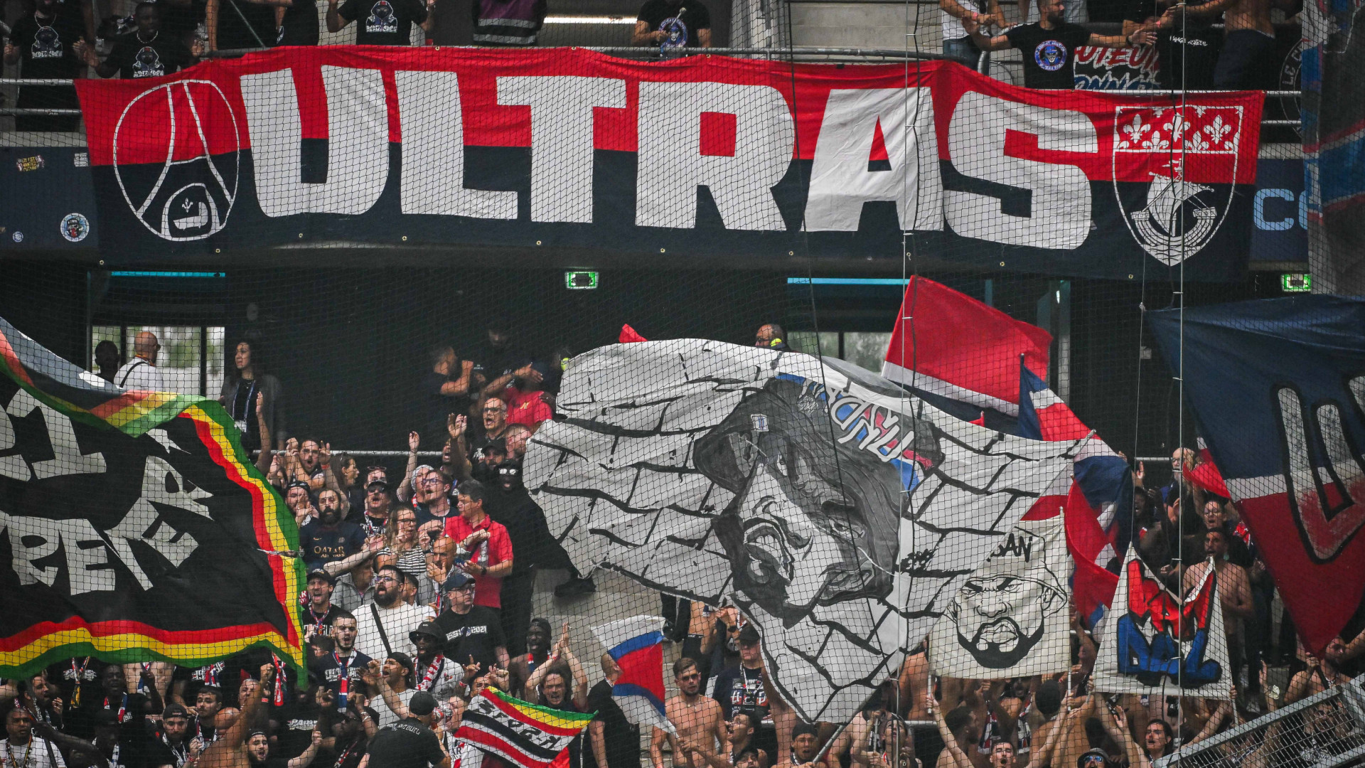 El polémico tifo de los ultra del PSG que puede provocar una crisis ...