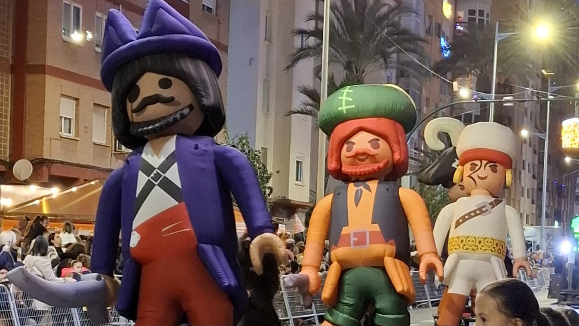 La Cabalgata de Cartagena, éxito para niños y mayores