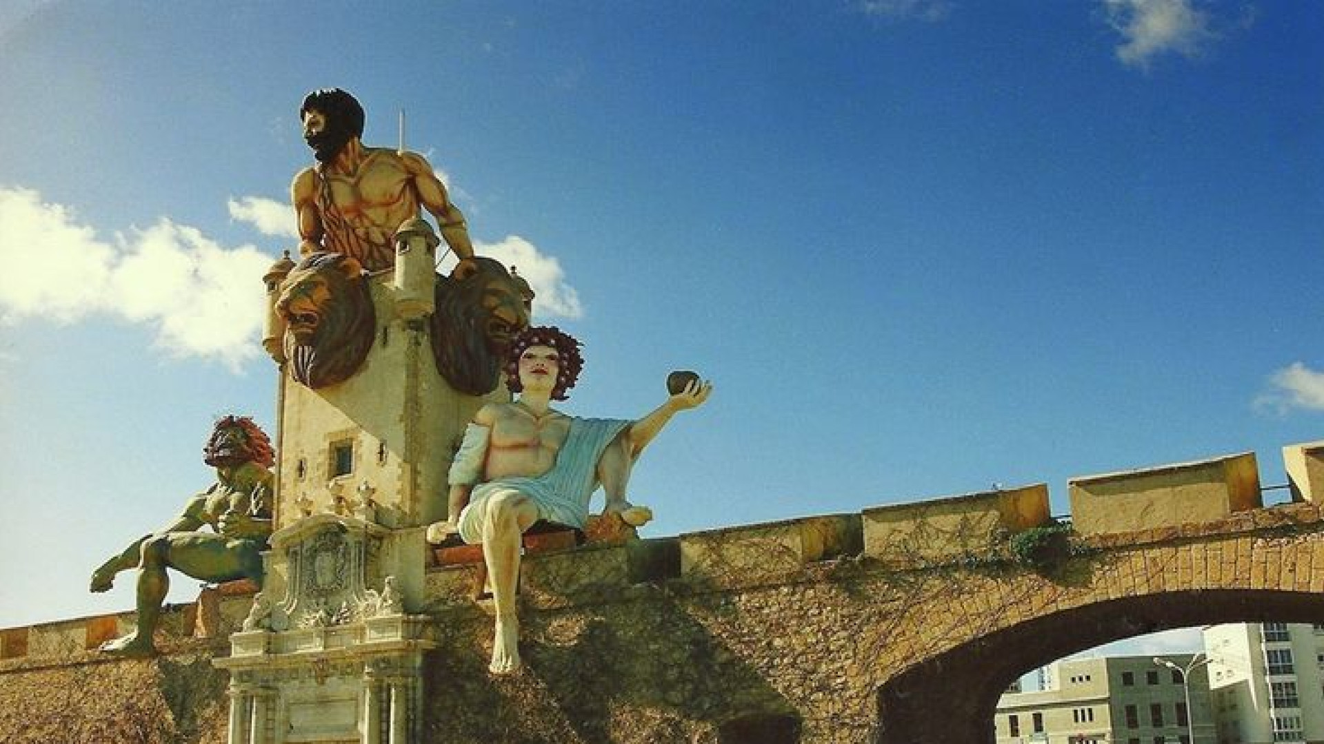 Una gran escultura del dios Baco presidirá las Puertas de Tierra ...