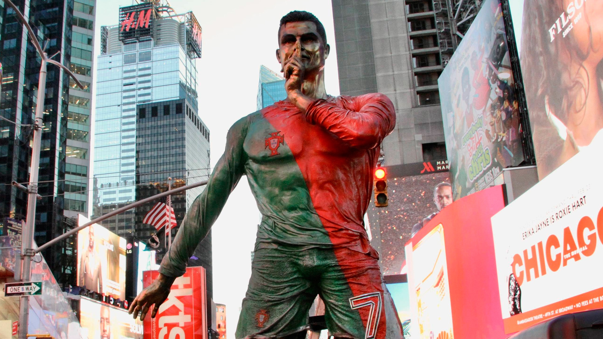 La estatua de Cristiano Ronaldo en Times Square por su 40 cumpleaños ...