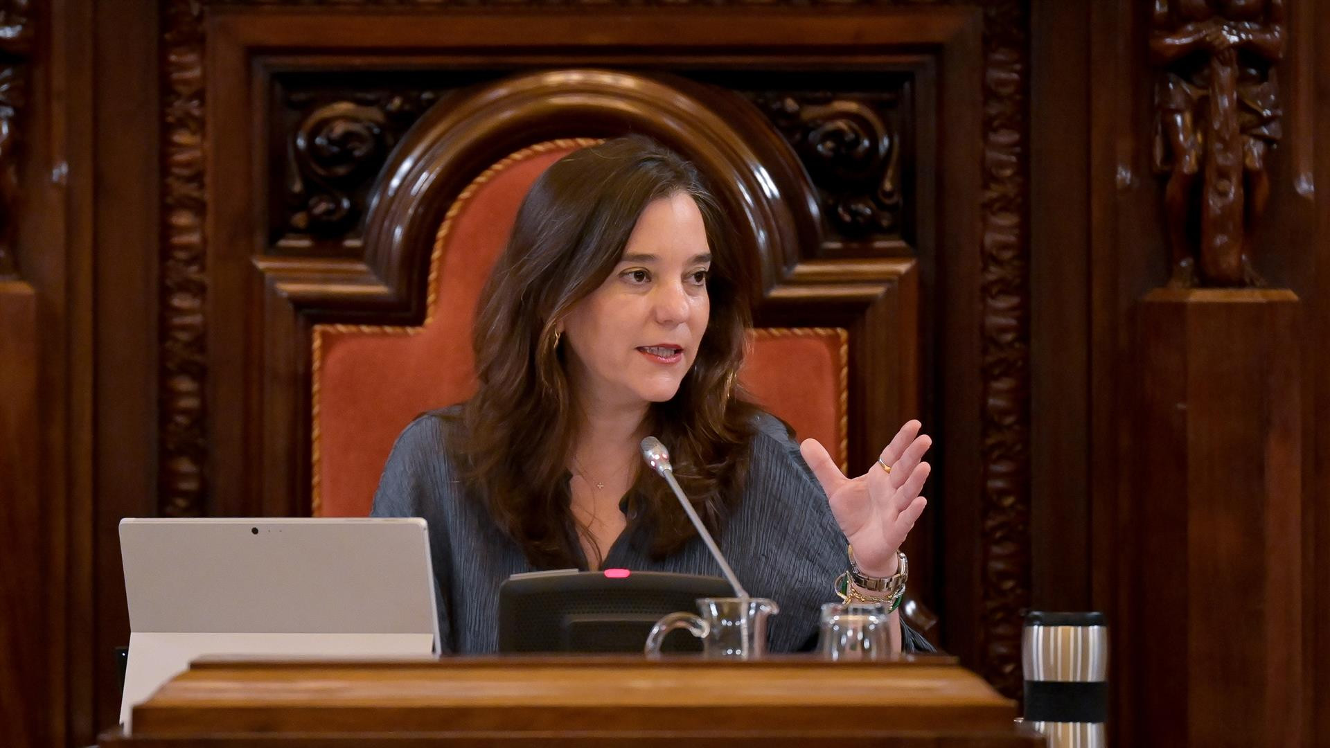 Inés Rey pierde la confianza del pleno de A Coruña pero seguirá gobernando