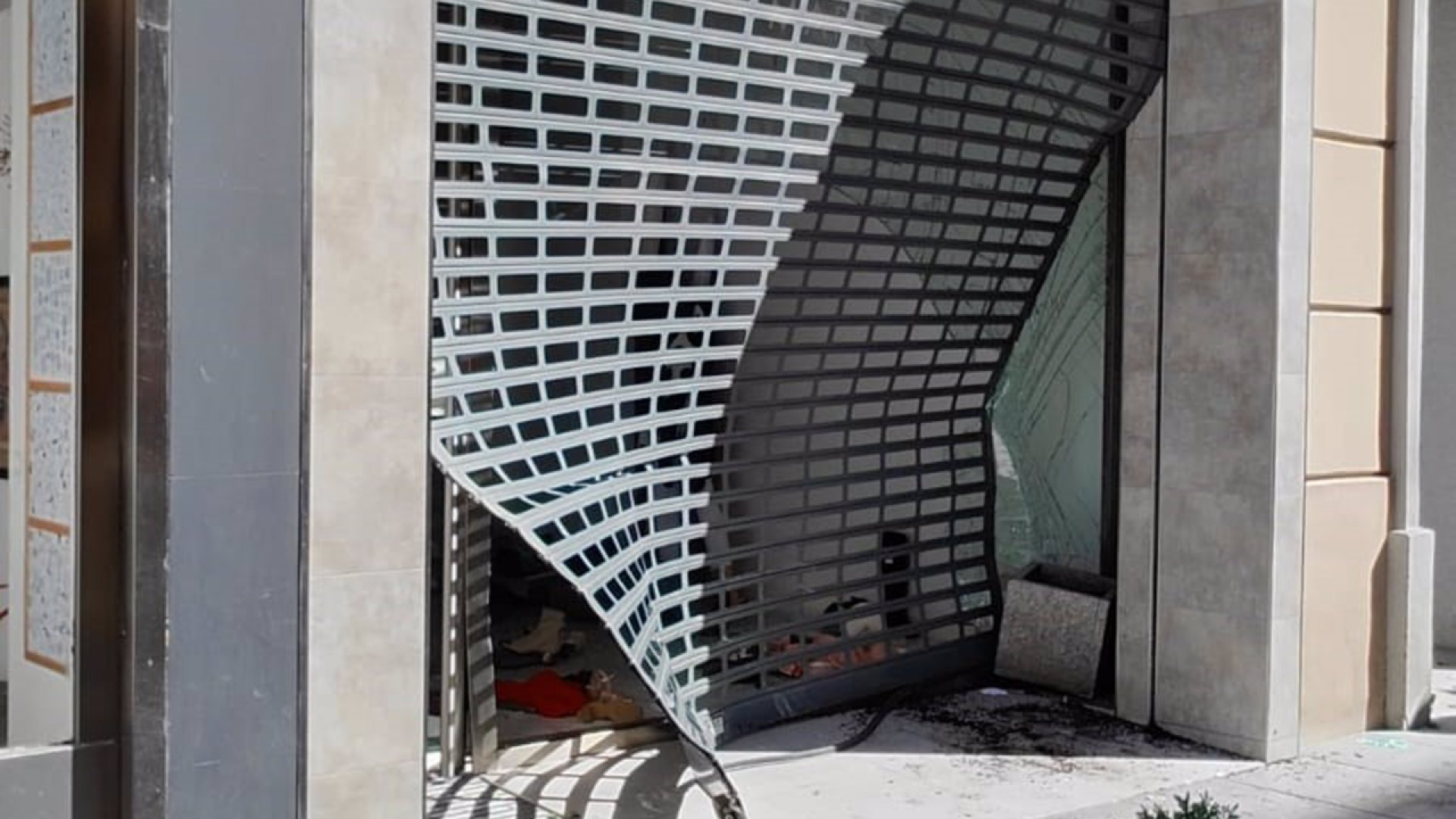 Un coche se empotra contra el escaparate de un comercio de Pamplona ...