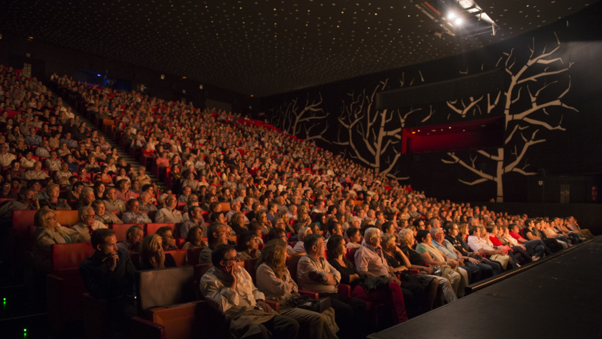 Va a una obra de teatro y el 'bochorno' que siente por lo que hace el ...