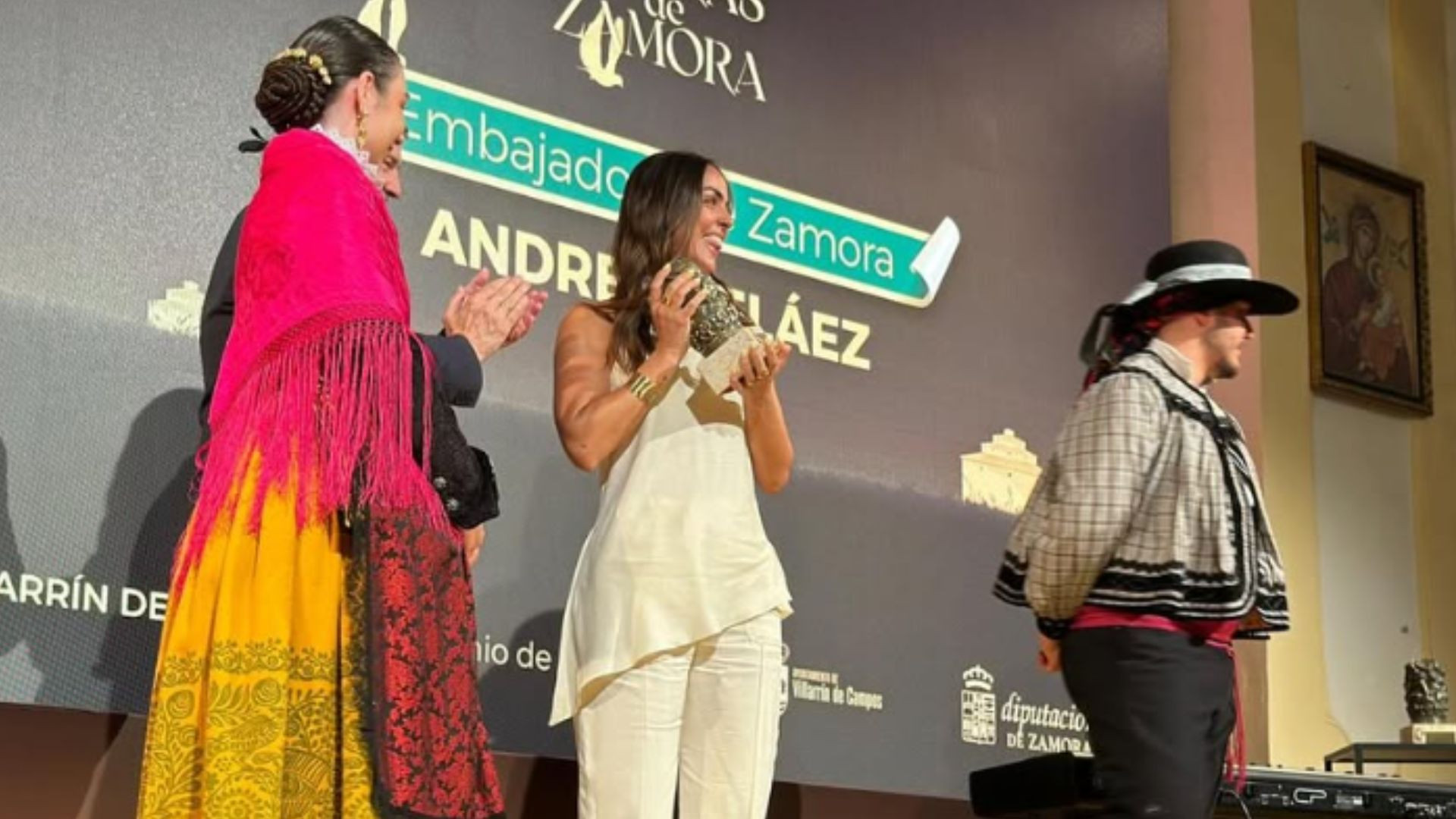 La felicidad de Andrea Peláez al recibir el premio 'Embajadora de ...