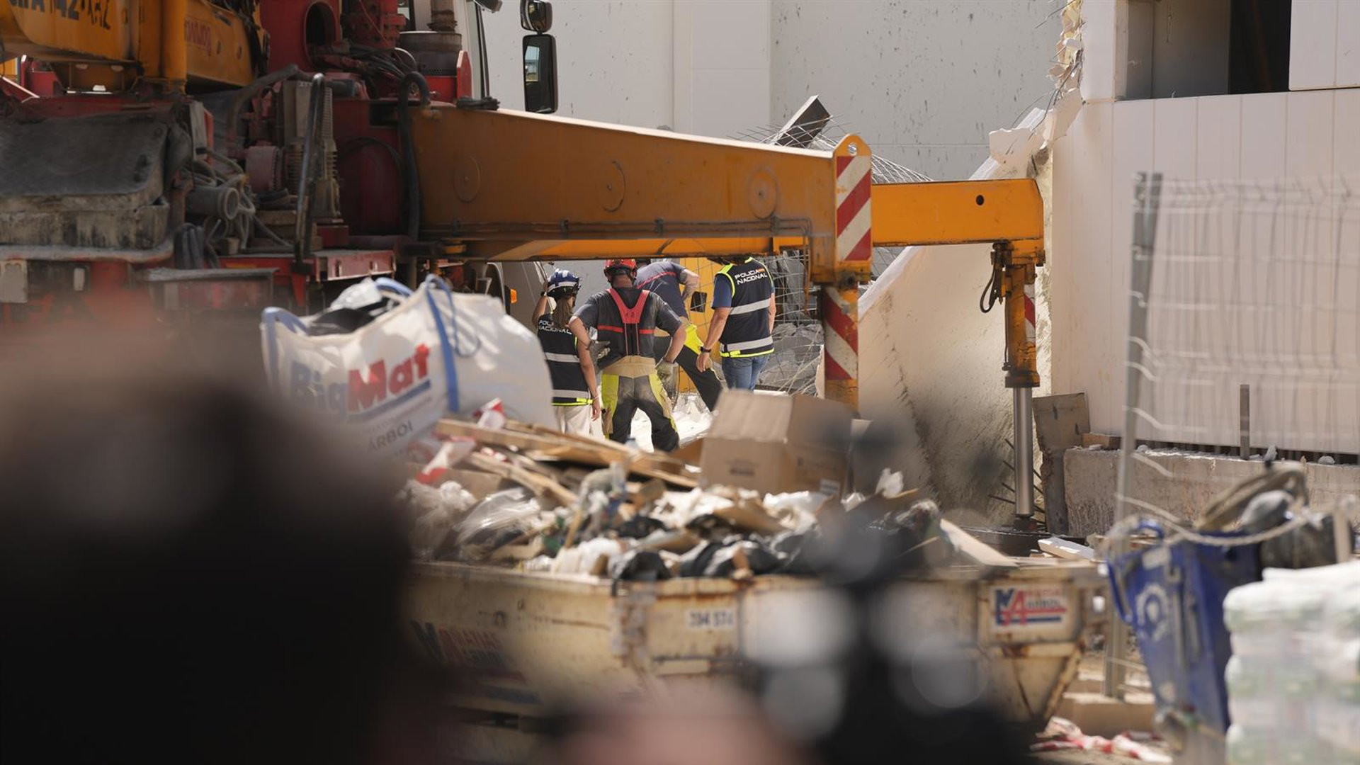 Los bomberos se afanan en rescatar el cadáver del obrero fallecido en ...