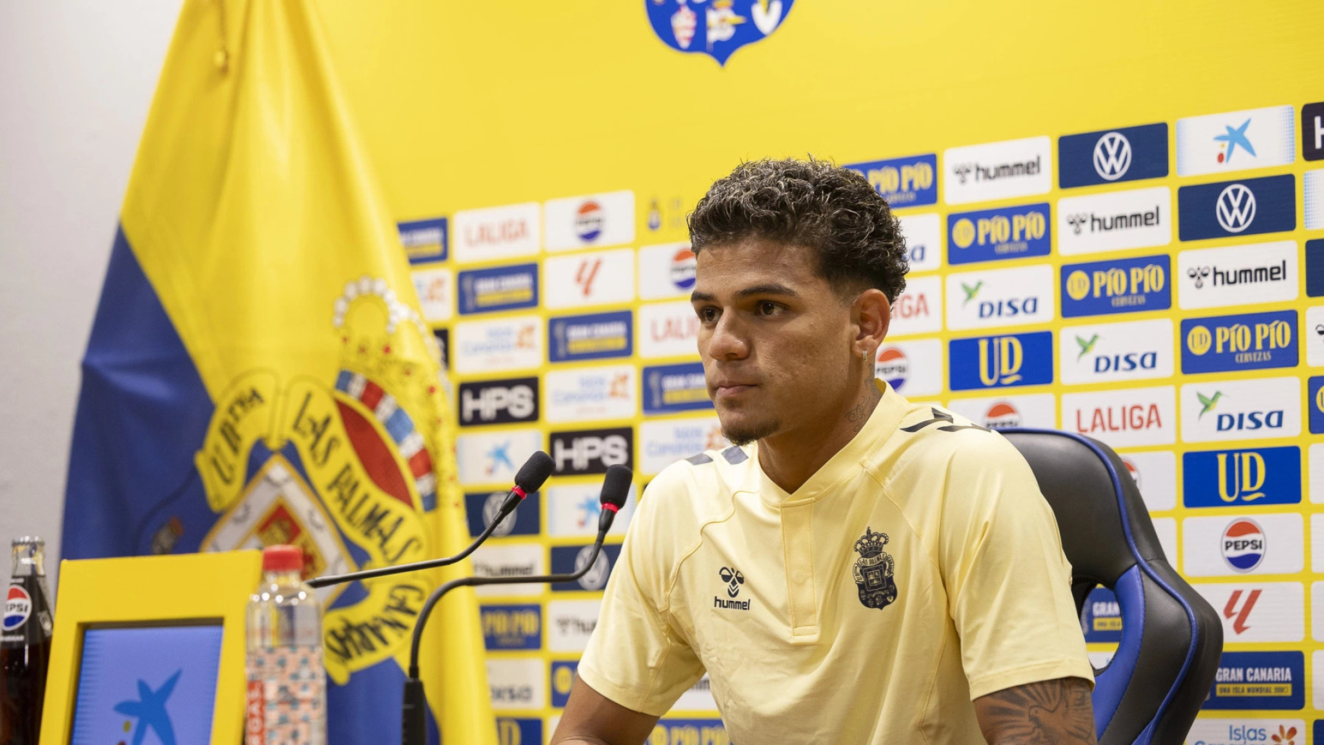 Presentación oficial de Edward Cedeño y Sergio Barcia como nuevos jugadores amarillos