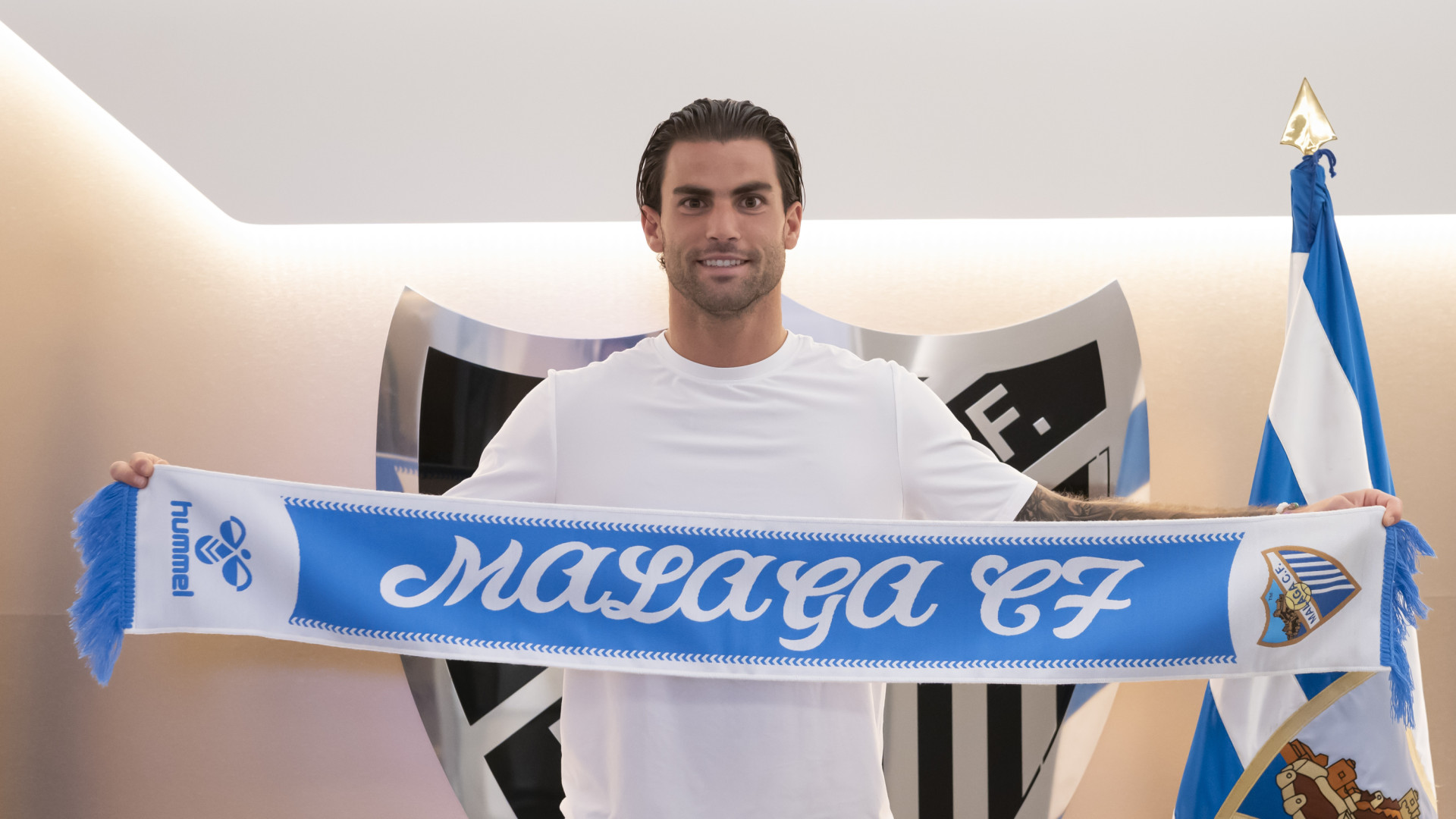 El Málaga ficha a Eneko Jauregui y cierra al punta Adrián Niño