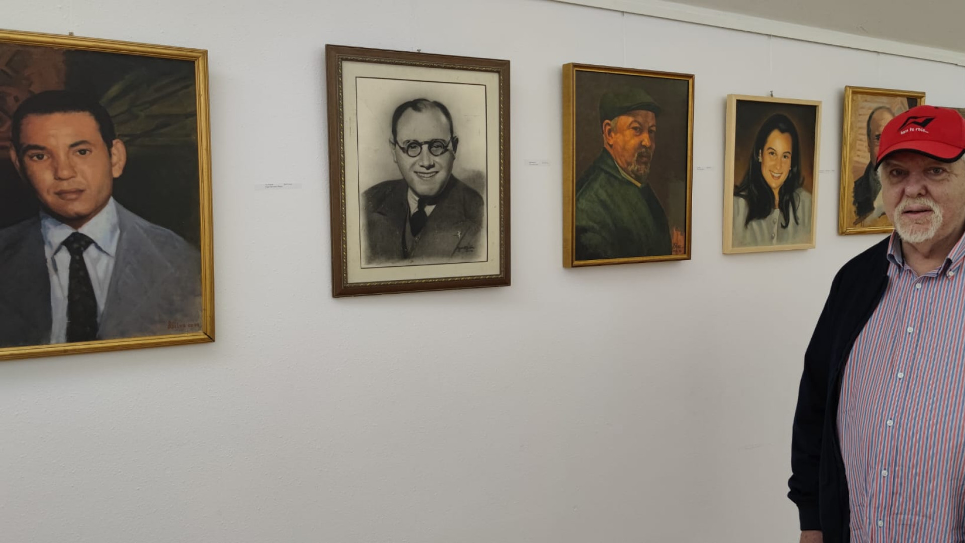 Paisajes, rostros y detalles de Santiago llenan la sala de Arte del Polígono del Tambre