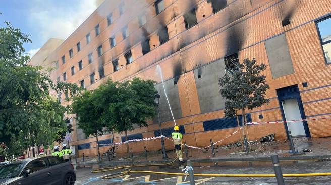Incendio en el hotel Ibis de Málaga: sigue saliendo humo del edificio y ...